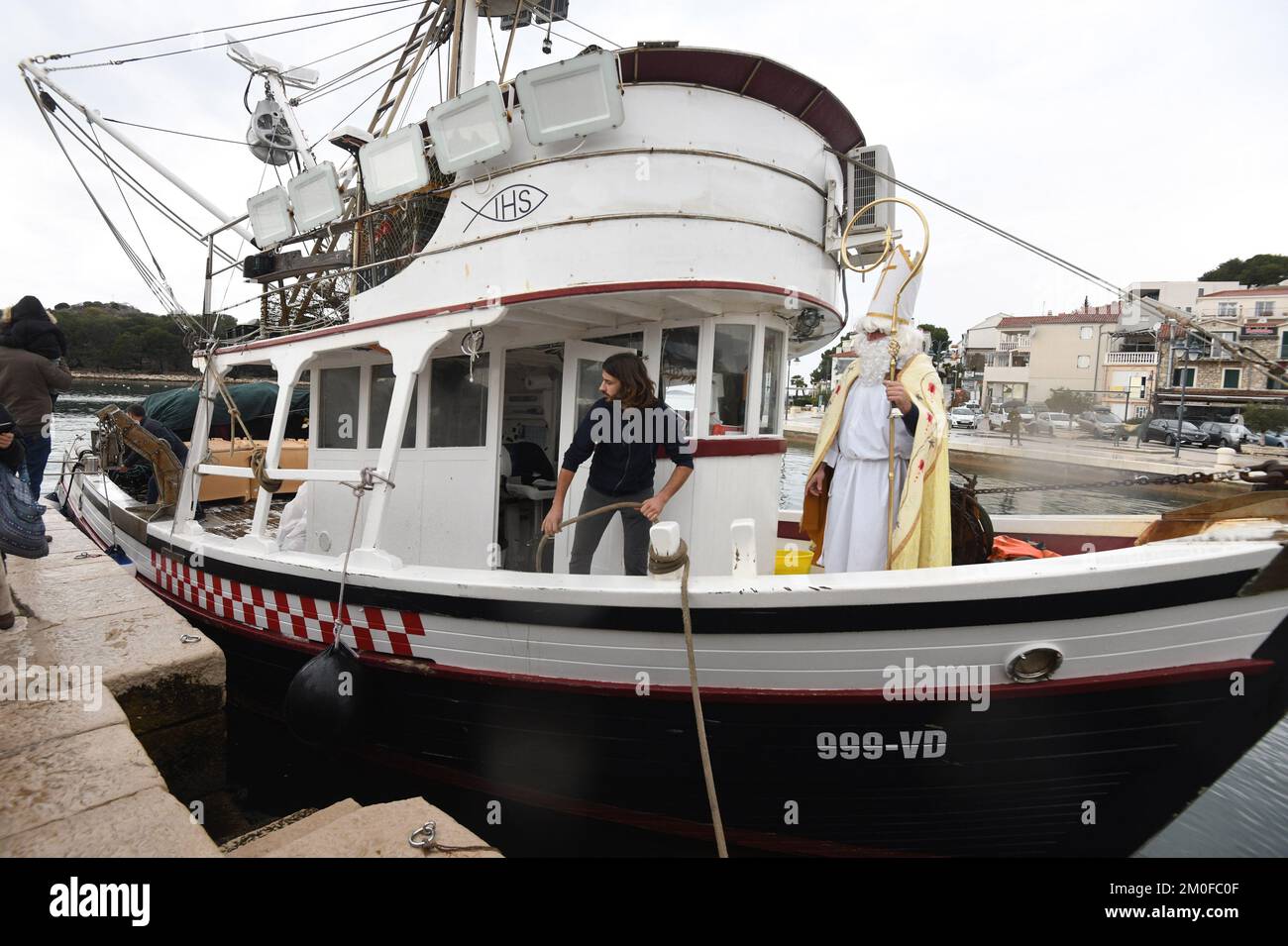 Saint Nicholas arrived on the fishing boat and delighted the children ...