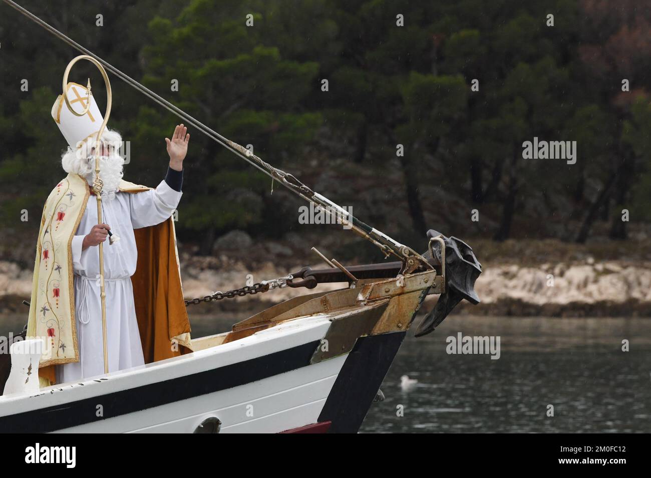 Saint Nicholas arrived on the fishing boat and delighted the children ...