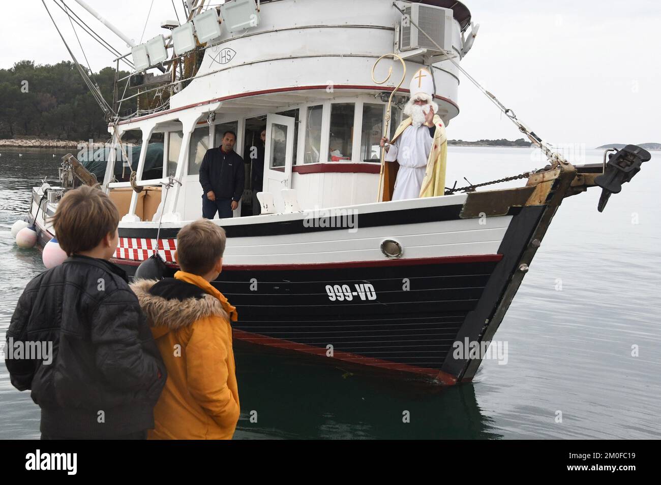 Saint Nicholas arrived on the fishing boat and delighted the children ...