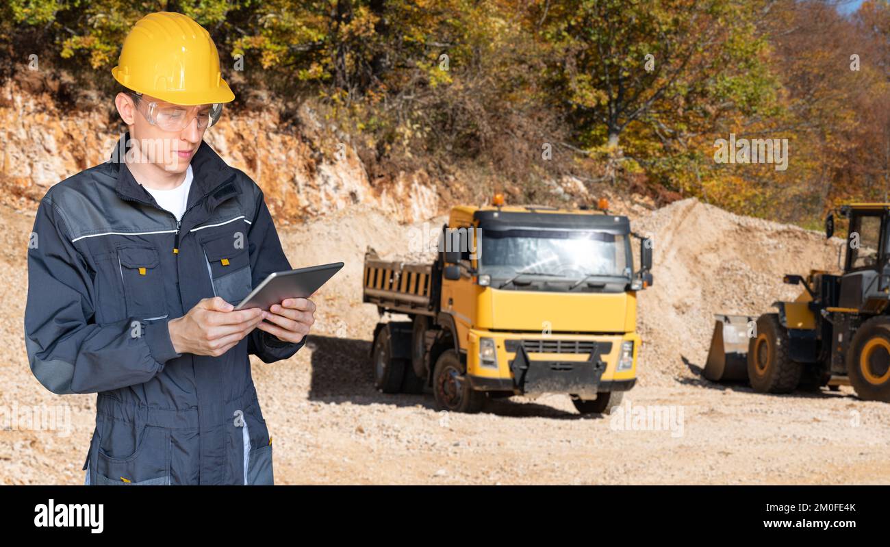 Engineer industry tablet hi-res stock photography and images - Alamy