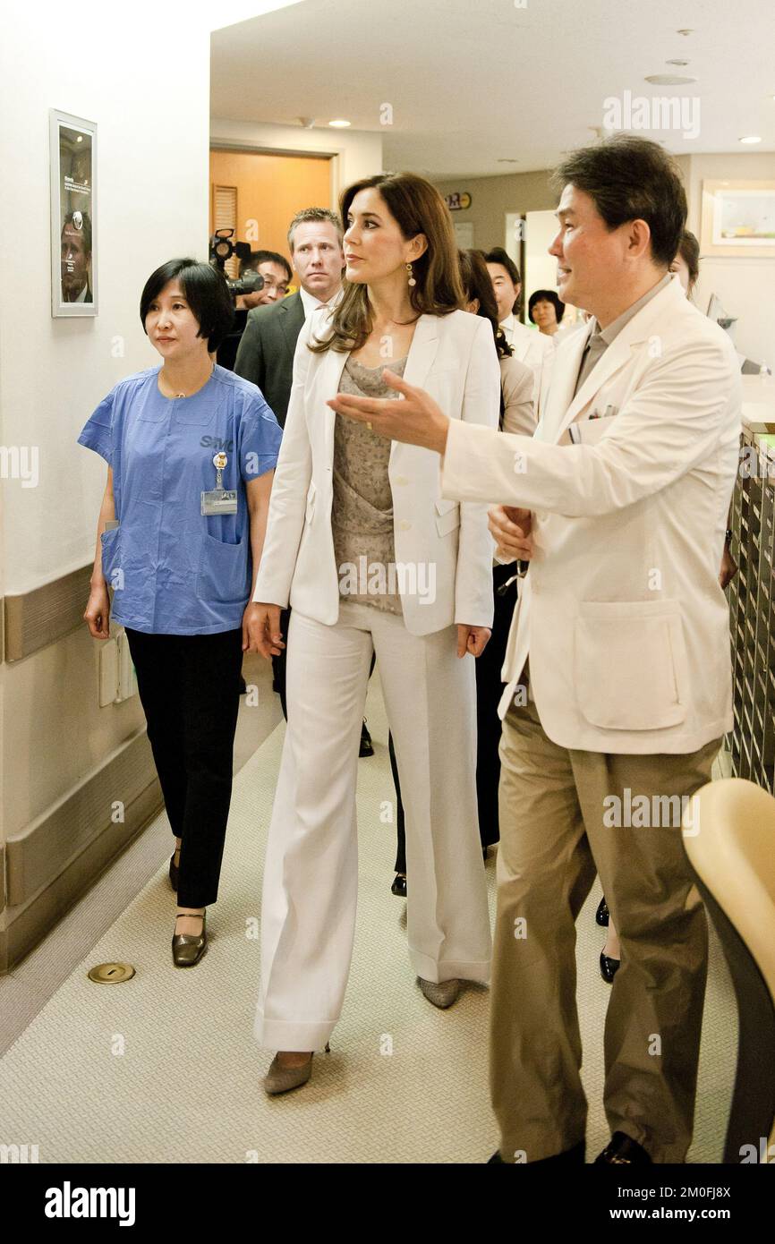 Crown princess mary visit the samsung medical centre in seoul hi-res ...