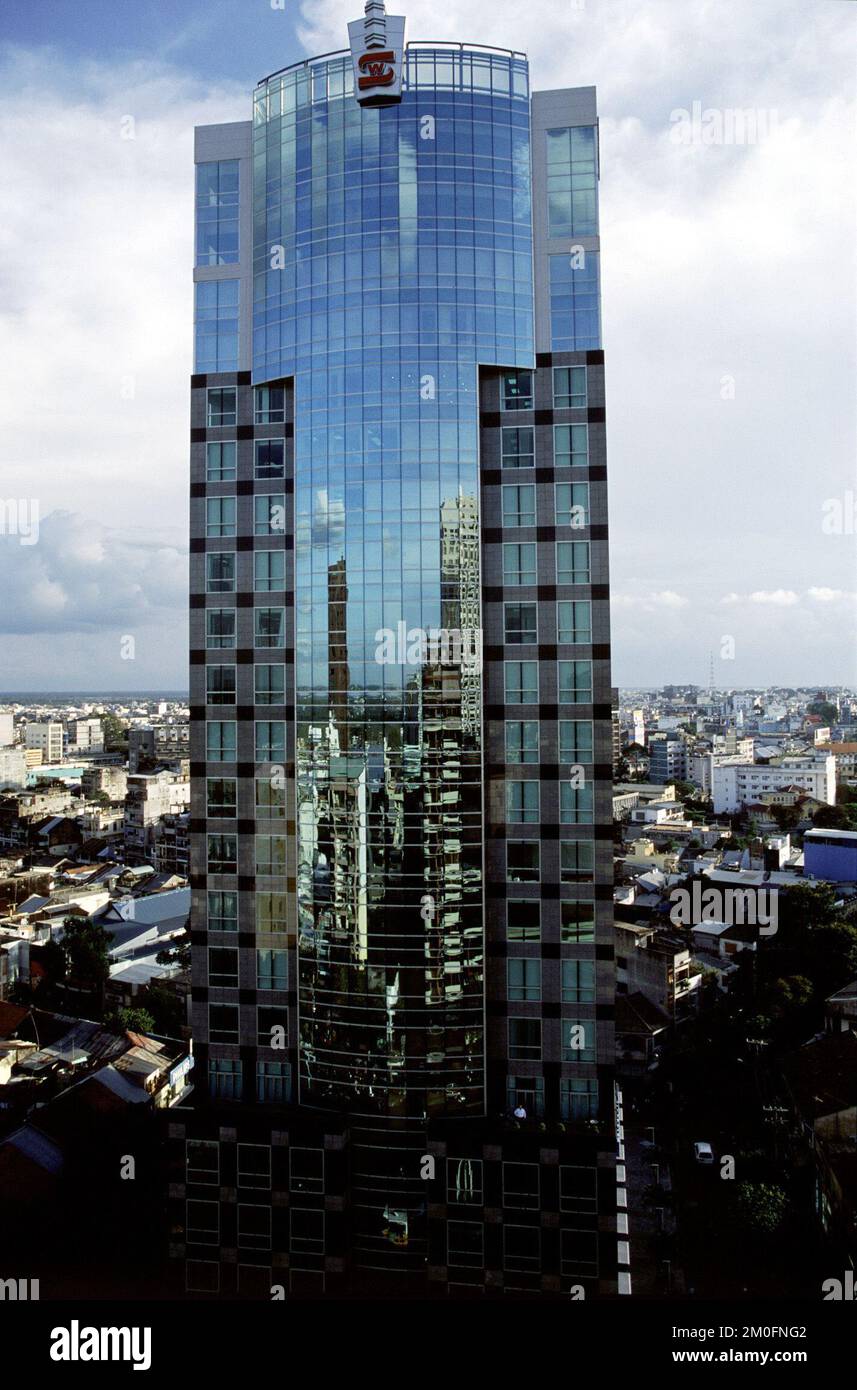 The 22 floor tall Sun Wah Tower was built in 1999. It did not take long ...