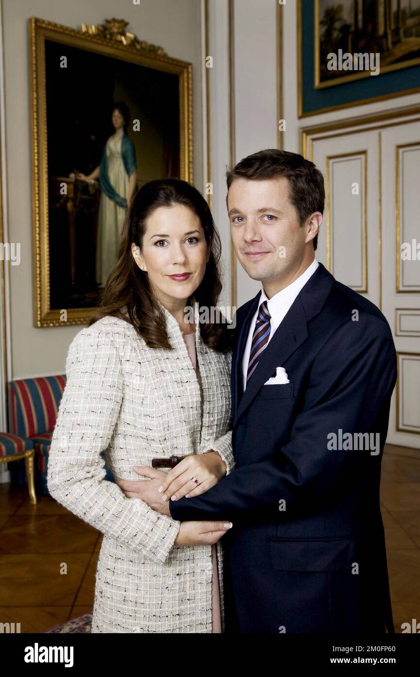 The official photograph of the royal engagement between Mary Donaldson ...