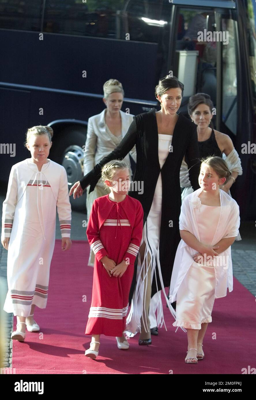 Miss Mary Donaldson's sister Jane Stephens with Mary's nieces arrive ...