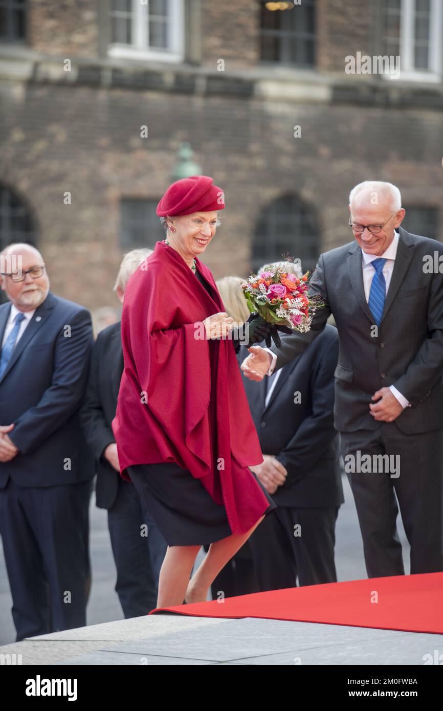 Dronning Margrethe, kronprins Frederik, kronprinsesse Mary, prins ...