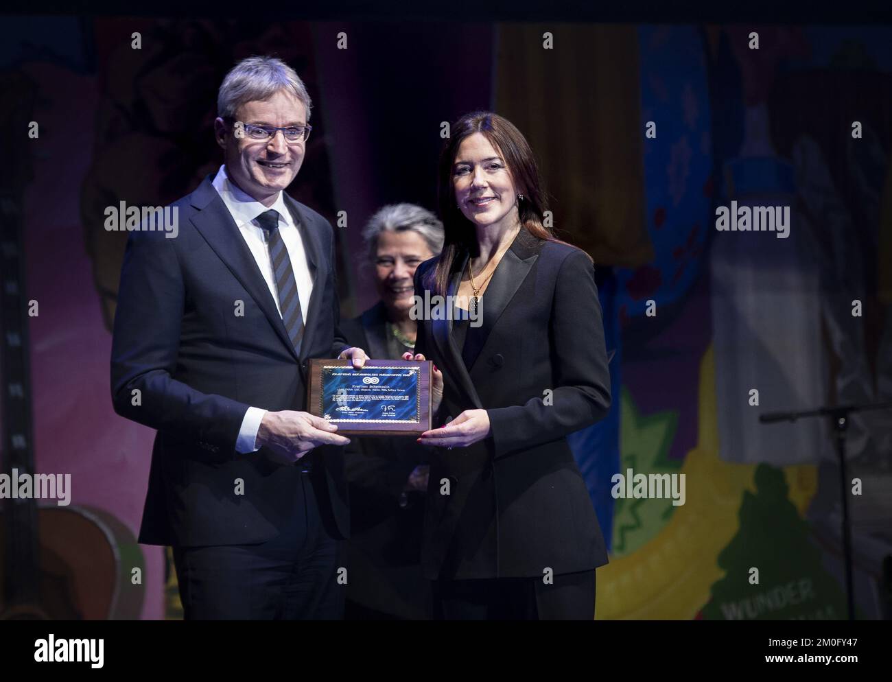 Liselotte kronprinsesse mary overraekker kraeftens bekaempelses haederspris til per bank hi-res ...