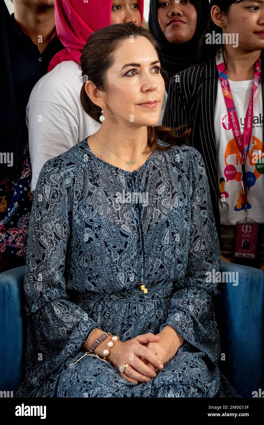 Crown princess mary visits the coffee shop peacumber coffee hi-res ...