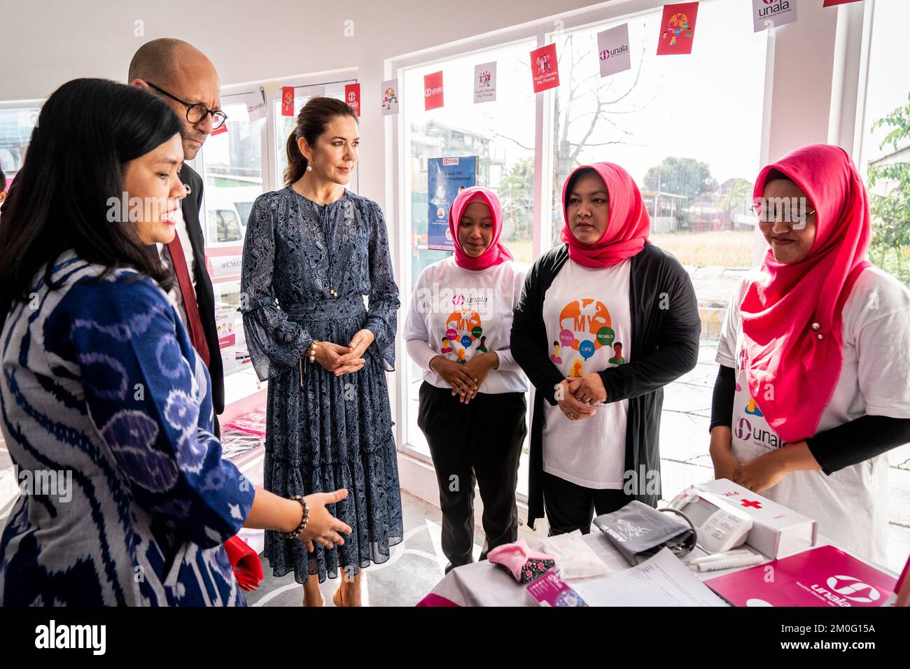 Crown princess mary visits the coffee shop peacumber coffee hi-res ...