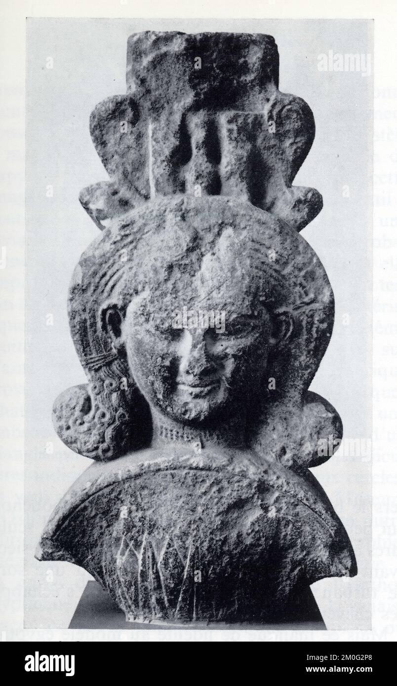 Chapiteau hathorique. Calcaire. Chypre Stock Photo - Alamy