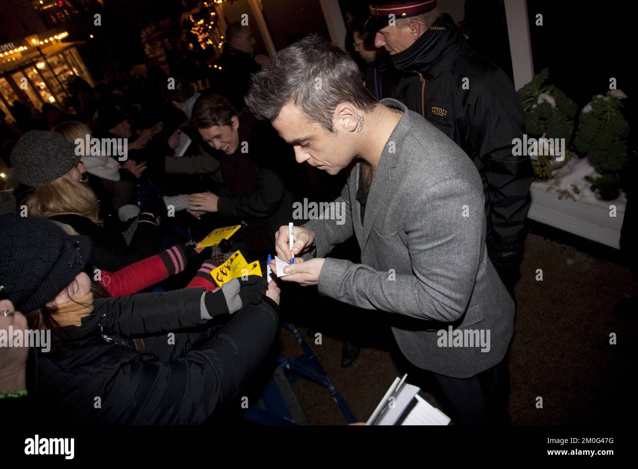 That That's Robbie Williams signs autographs for waiting fans an ...