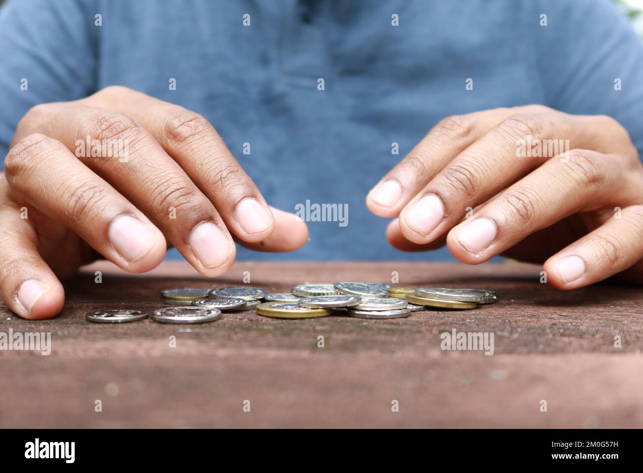 Close up of man hand counting coins Stock Photo - Alamy