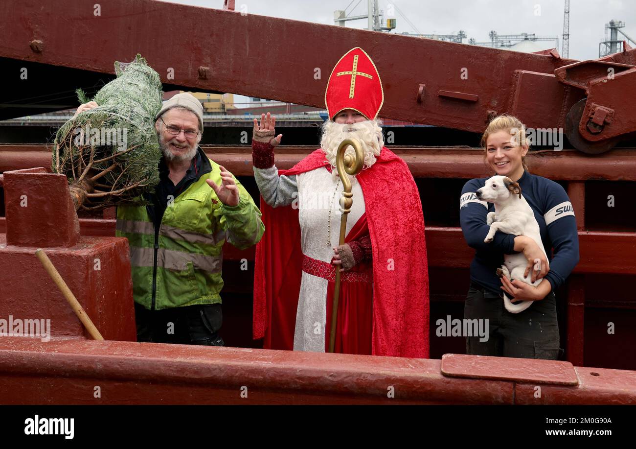 Rostock, Germany. 06th Dec, 2022. Stefanie Zernikow, seaman's deacon ...