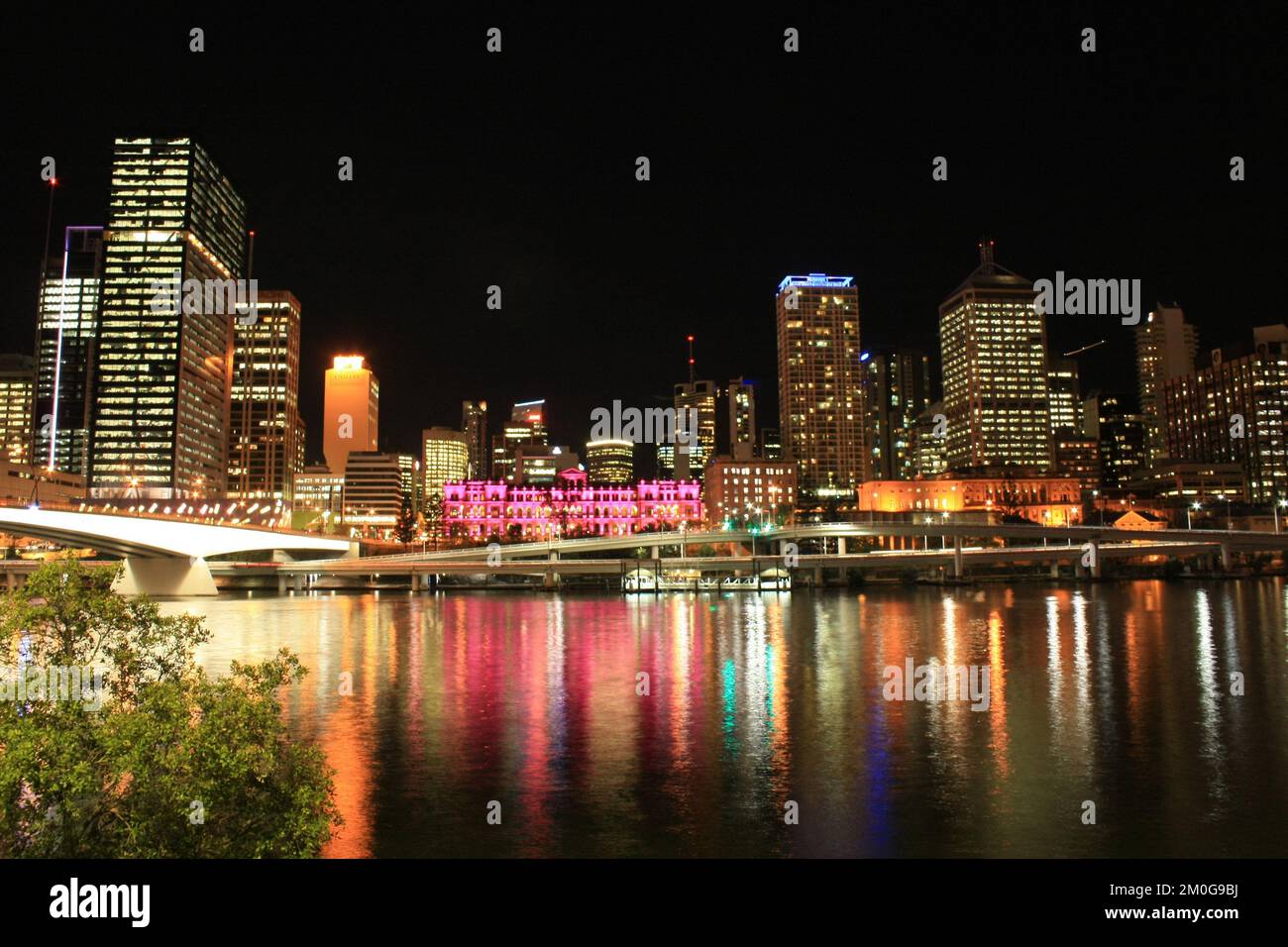 Brisbane night skyline from river hi-res stock photography and images ...