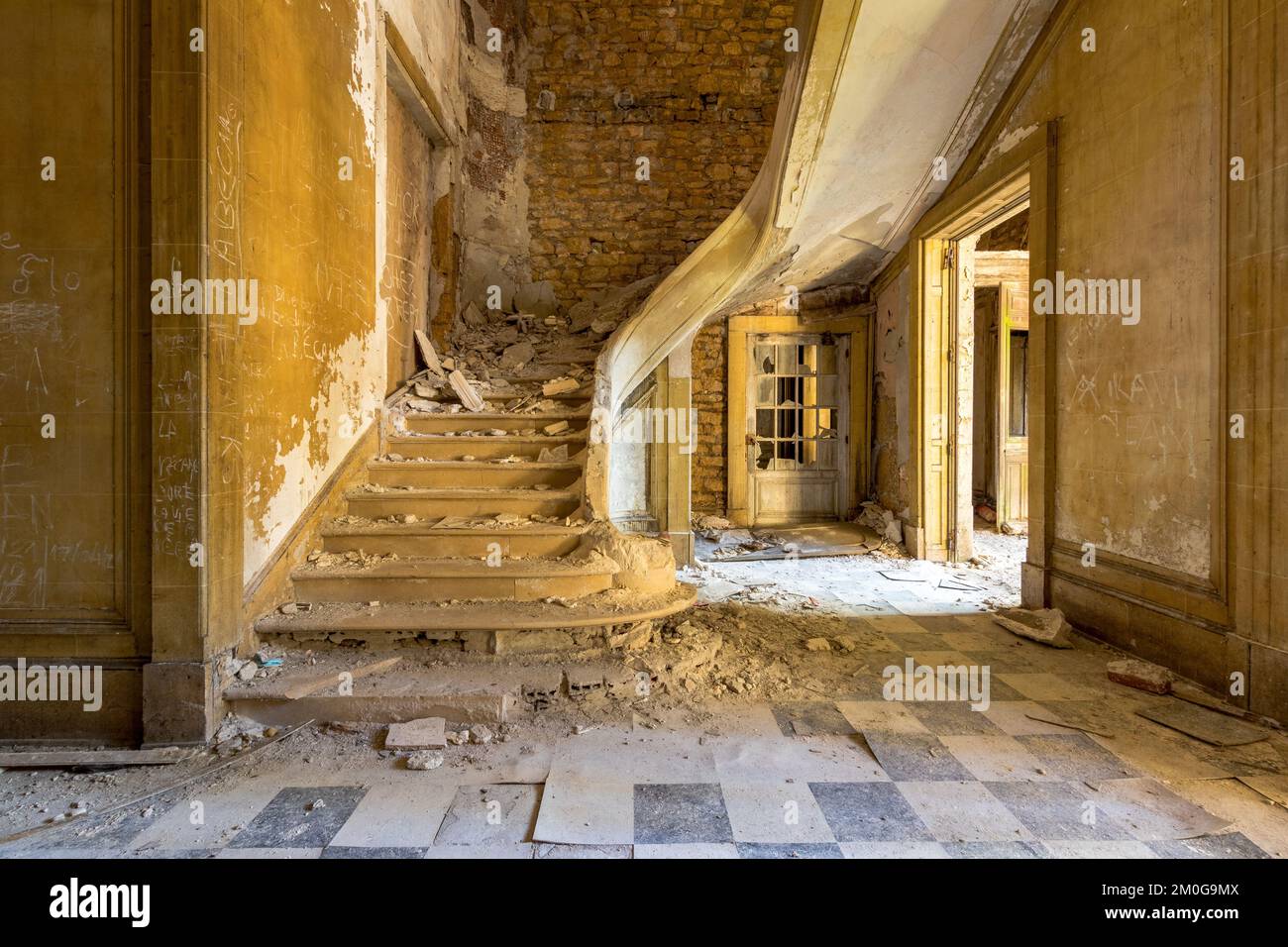 An old abandoned building with the decayed stairs Stock Photo - Alamy