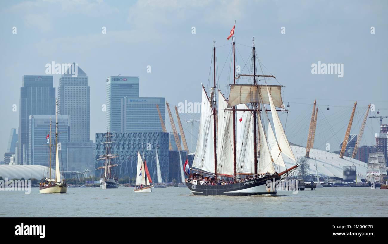 Tall ship leaving london hi-res stock photography and images - Alamy