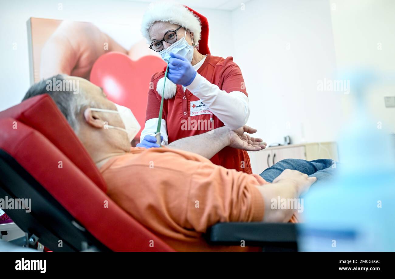 Berlin, Germany. 06th Dec, 2022. Mathias Pick, blood donor lies on a ...
