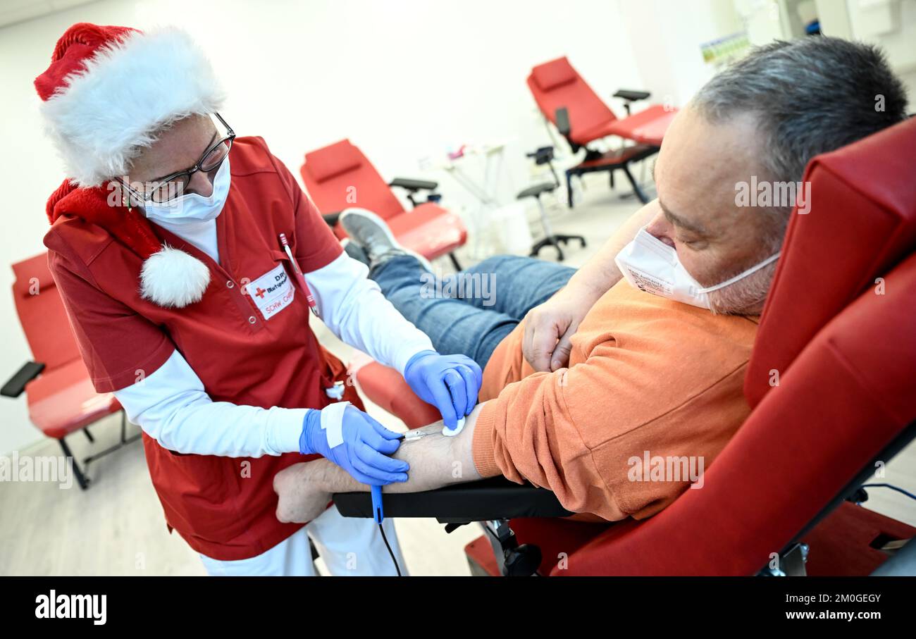 Berlin, Germany. 06th Dec, 2022. Mathias Pick, blood donor lies on a ...