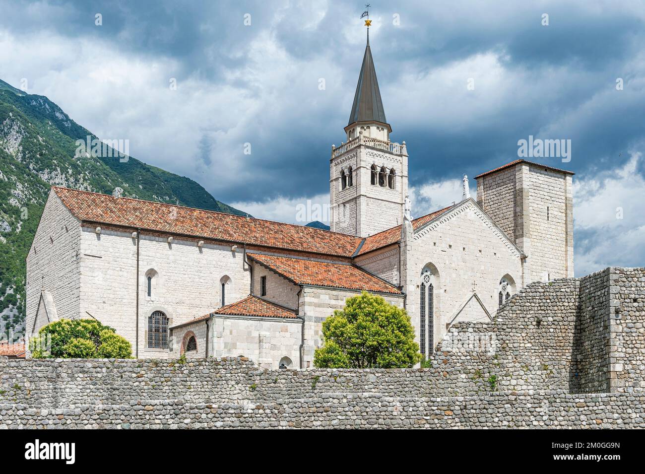 duomo and walls, venzone, italy Stock Photo - Alamy