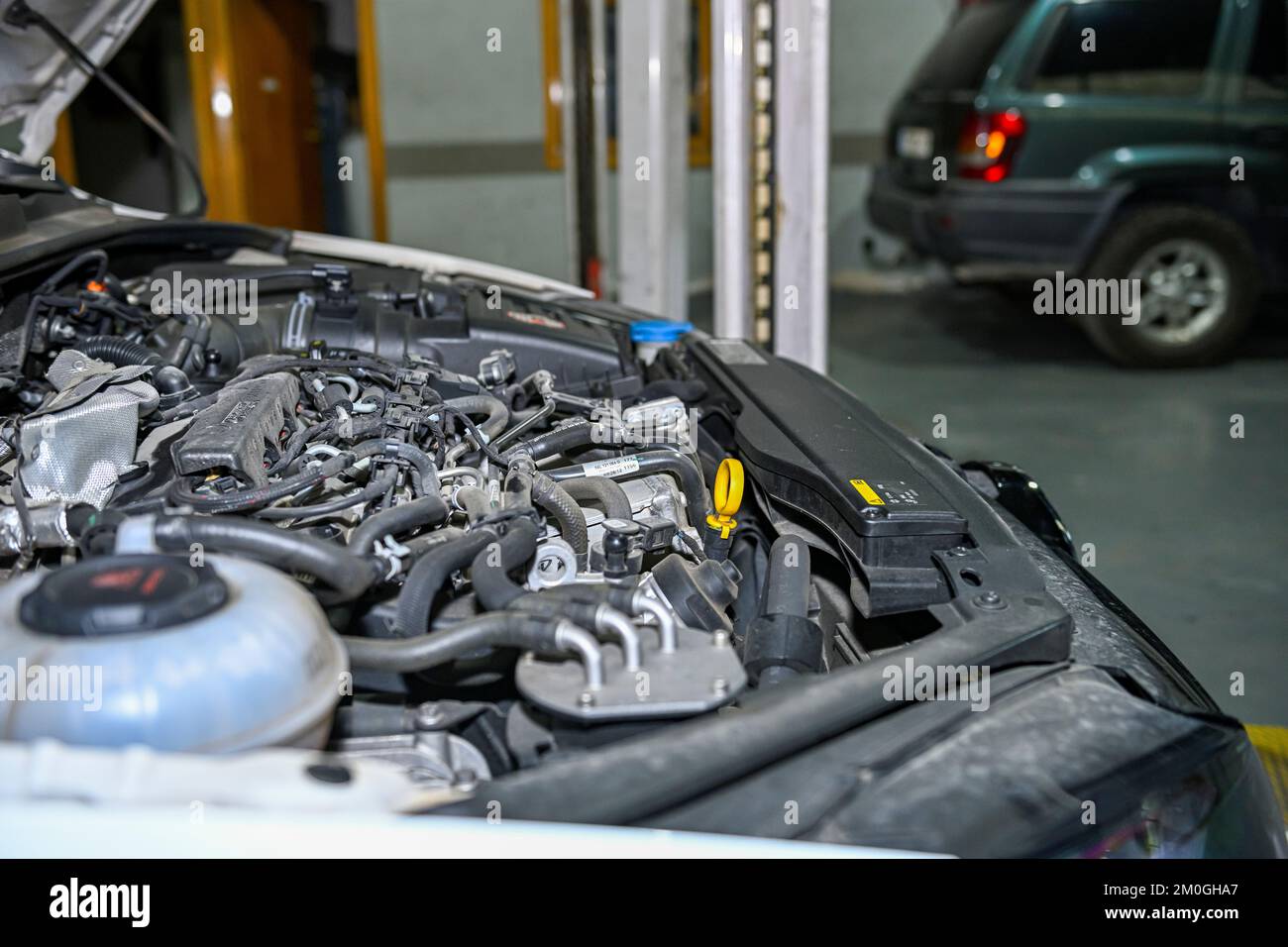 Tourism with the hood open in a mechanical workshop Stock Photo - Alamy