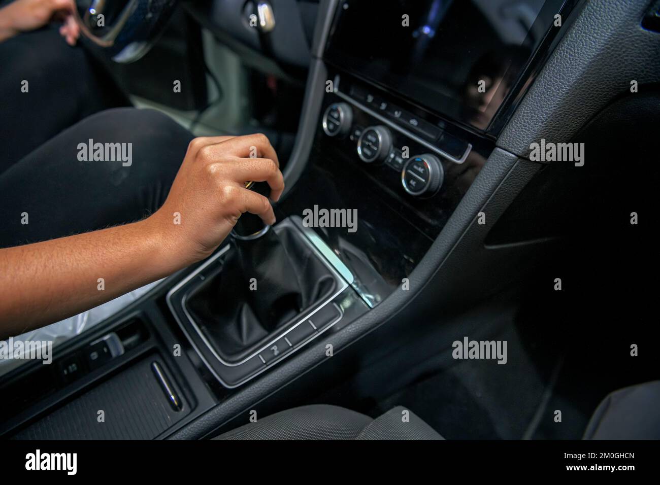 Female hand placed on the gear lever of a car Stock Photo - Alamy