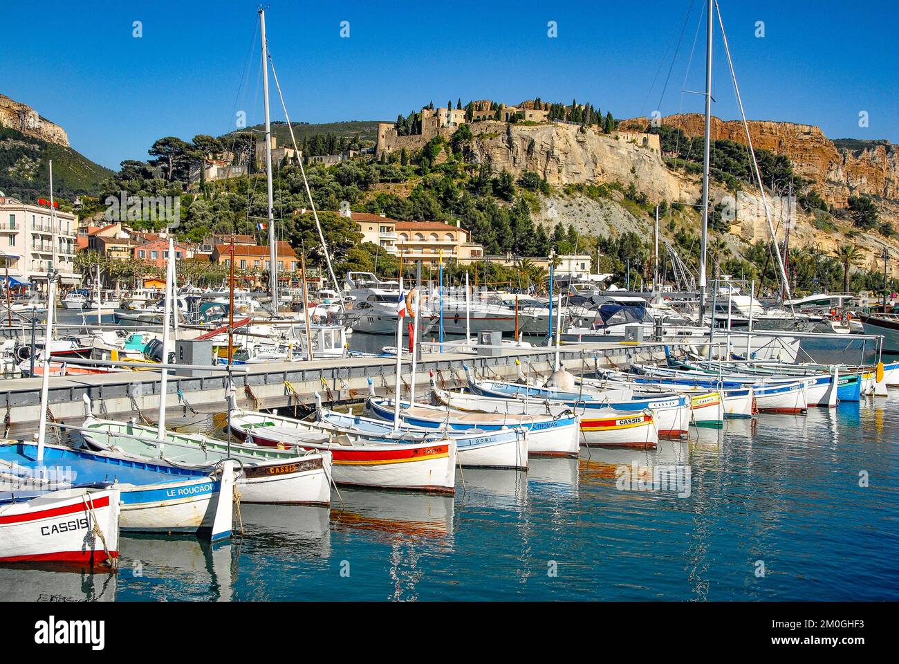 Hafen mit bunten booten hi-res stock photography and images - Alamy