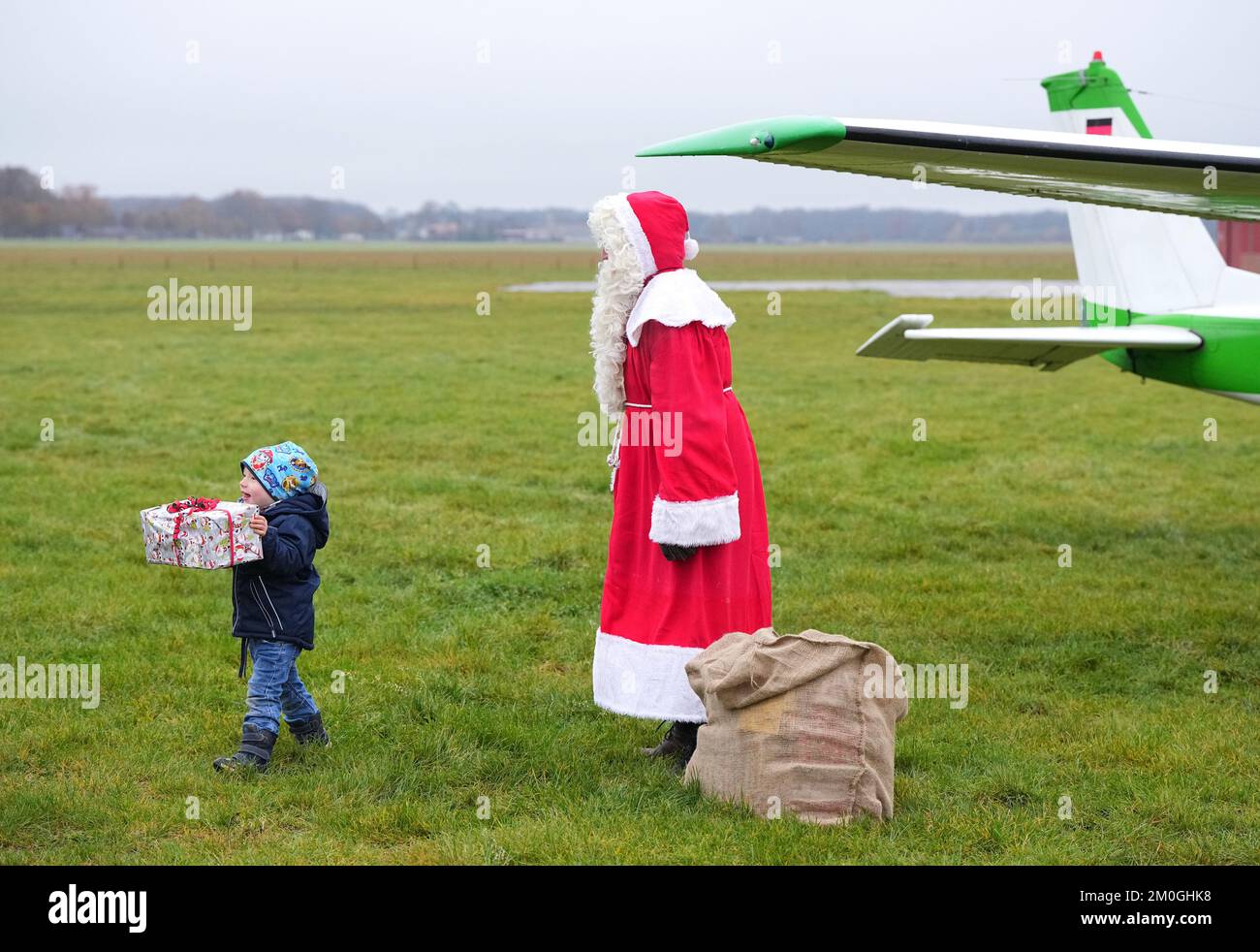 Paulinenaue, Germany. 06th Dec, 2022. A man costumed as Santa Claus ...