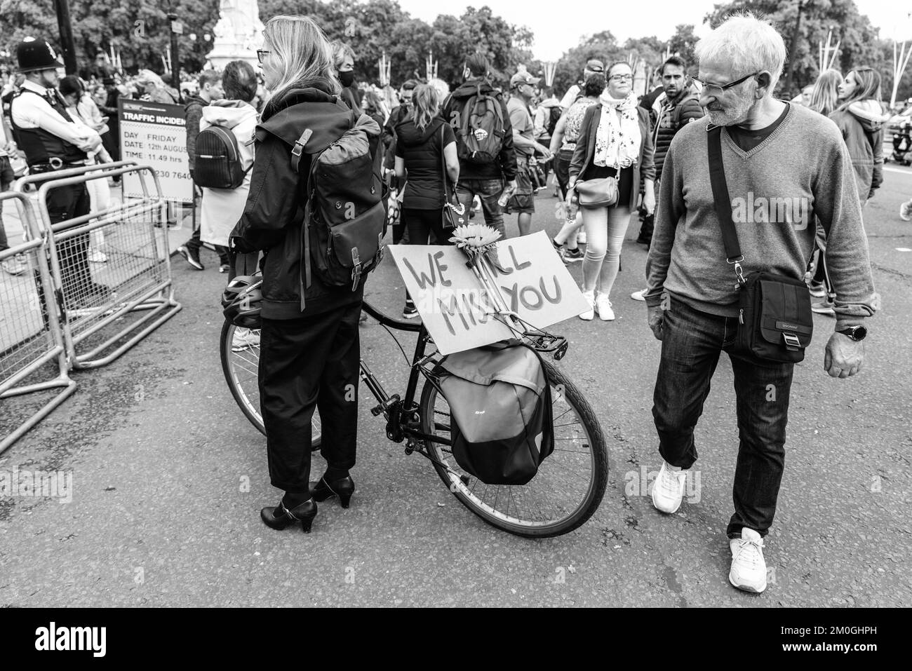 British People Gather Outside Buckingham Palace To Pay Their Respects ...