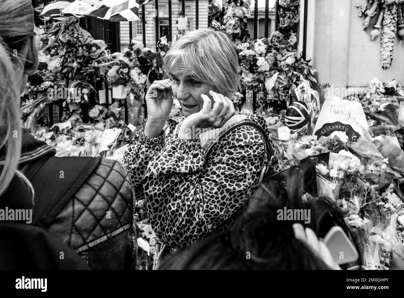British People Gather Outside Buckingham Palace To Lay Flowers and Pay ...