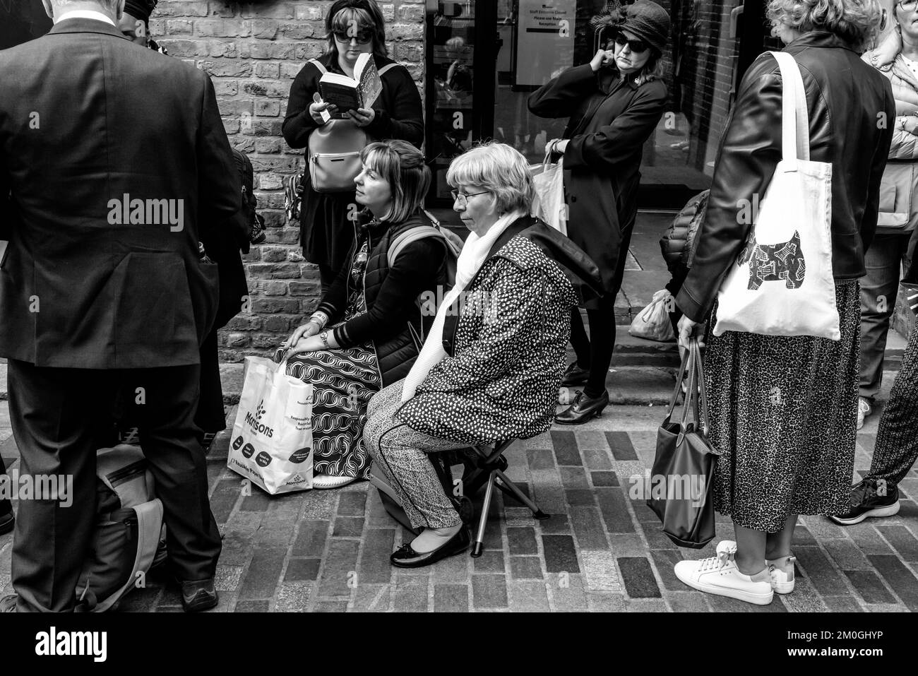 People Sit Down For A Rest While Queueing To See The Queen Lying-In ...