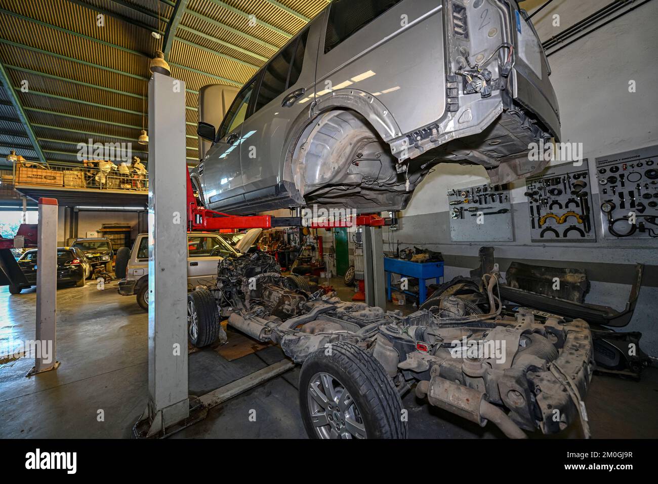 Separation of the chassis of a vehicle inside a mechanical workshop ...