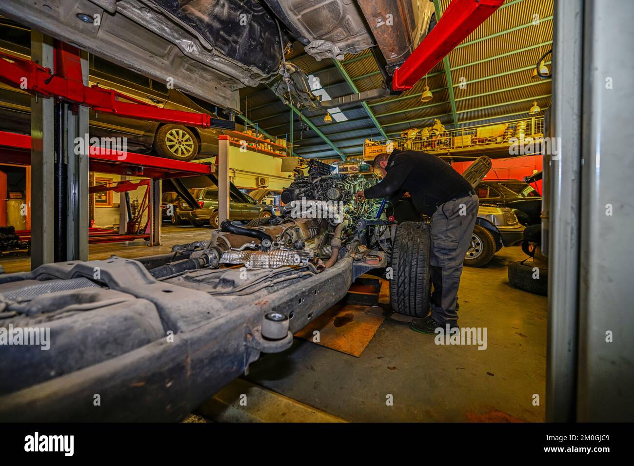 Separation of the chassis of a vehicle inside a mechanical workshop ...