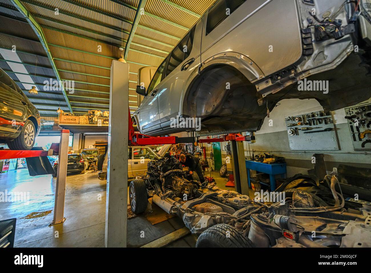 Separation of the chassis of a vehicle inside a mechanical workshop ...