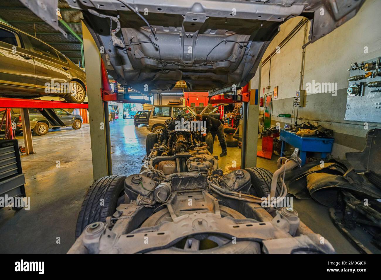 Separation of the chassis of a vehicle inside a mechanical workshop ...