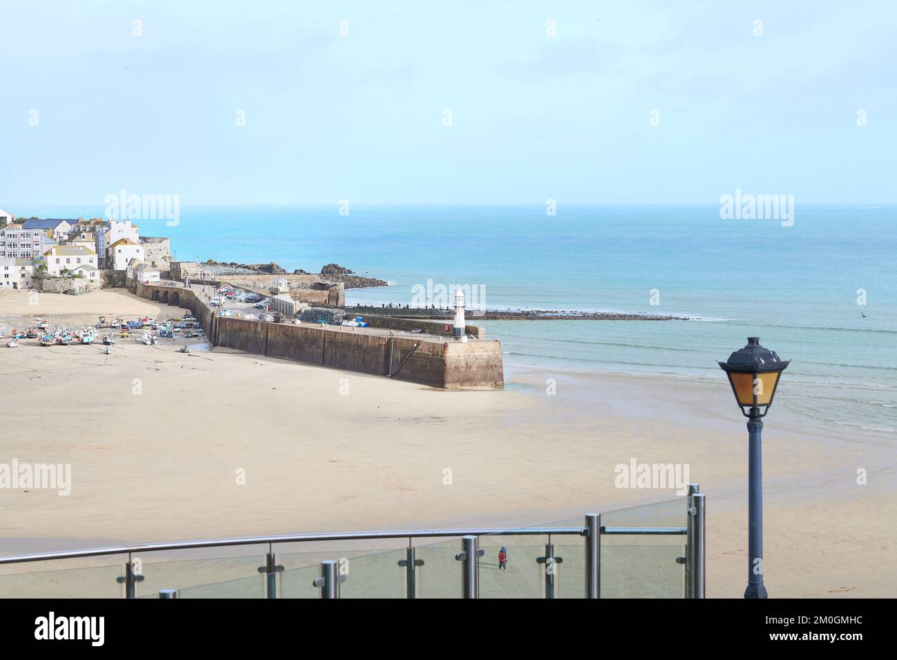 Holiday makers on the beach at the harbour of St Ives, Cornwall ...