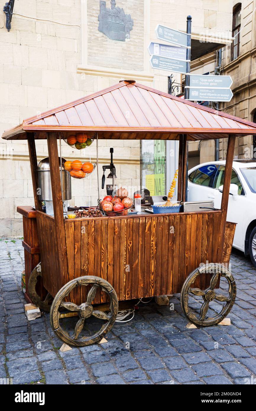 old wooden cart, kiosk selling fresh fruit and vegetable juices Stock ...