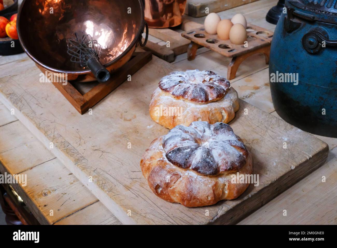 Kitchen bowls flour hi-res stock photography and images - Alamy