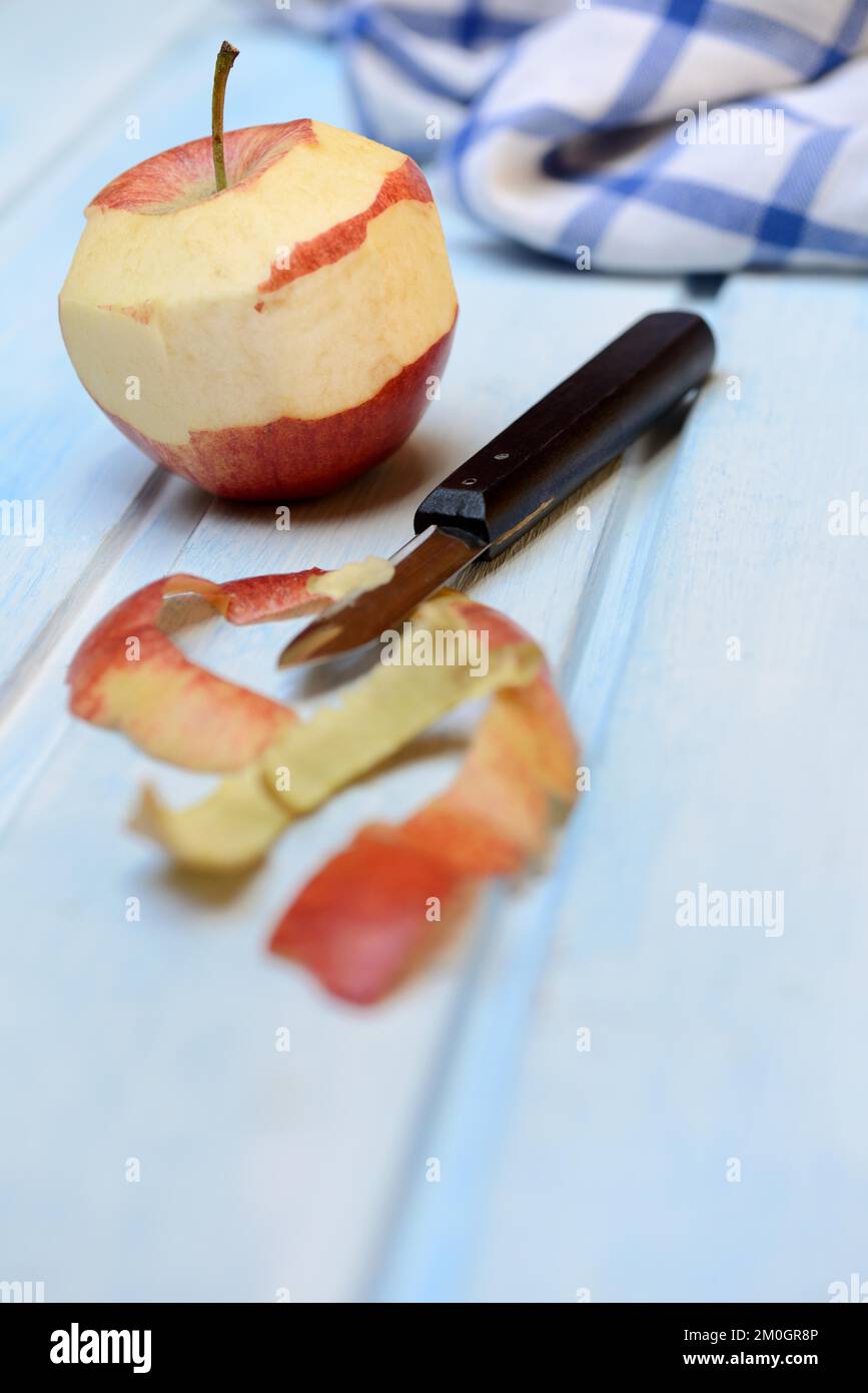 Peeled apple with peeling knife, apple peels Stock Photo - Alamy