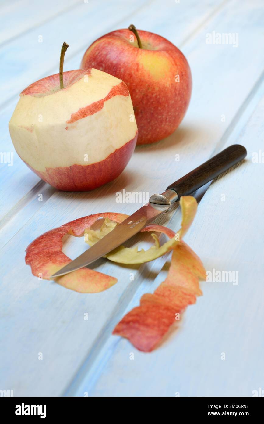 Peeled apple with peeling knife, apple peels Stock Photo - Alamy