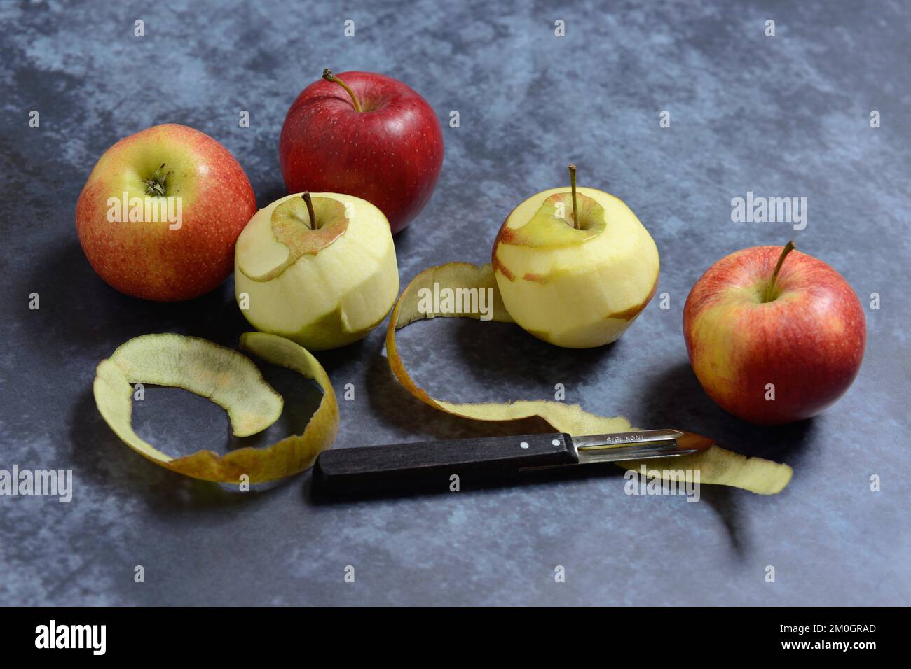 Peeled apples with peeling knife, apple peels Stock Photo - Alamy