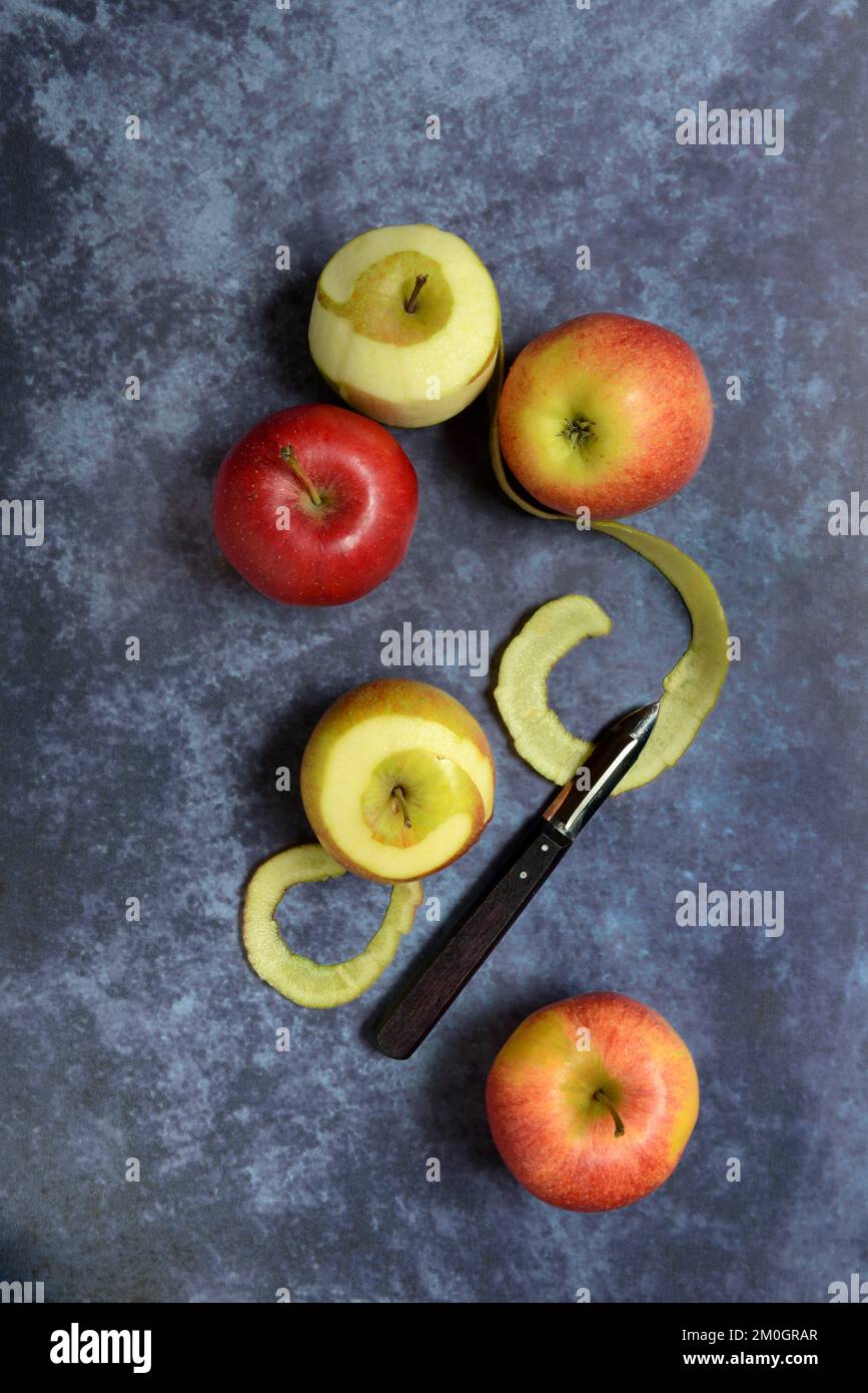 Peeled apples with peeling knife, apple peels Stock Photo - Alamy