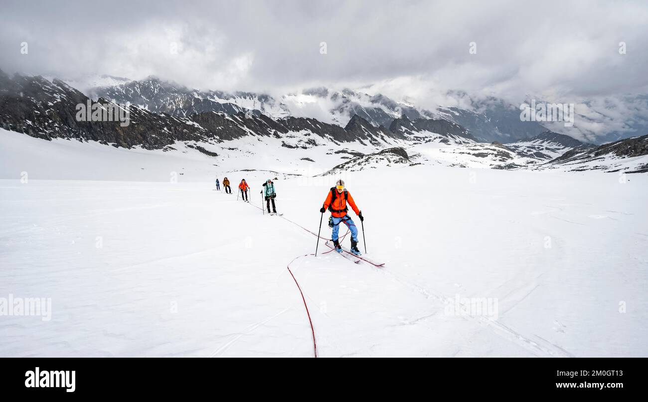 Ski tourers ascending the rope, ascent to the Obere Kräulscharte ...