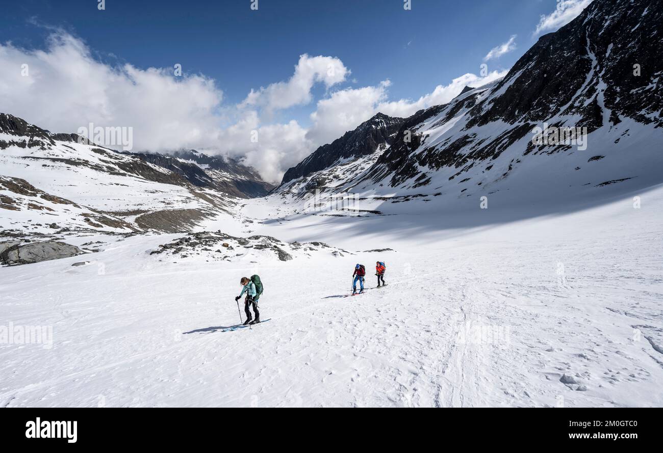 Ski tourers ascending Alpeiner Ferner, snow-covered mountain landscape ...