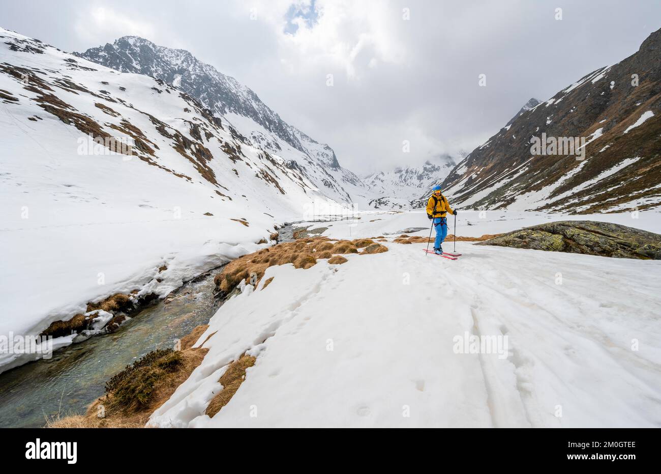 Ski tourers in the Oberbergtal valley, descent to the Franz Senn Hut ...
