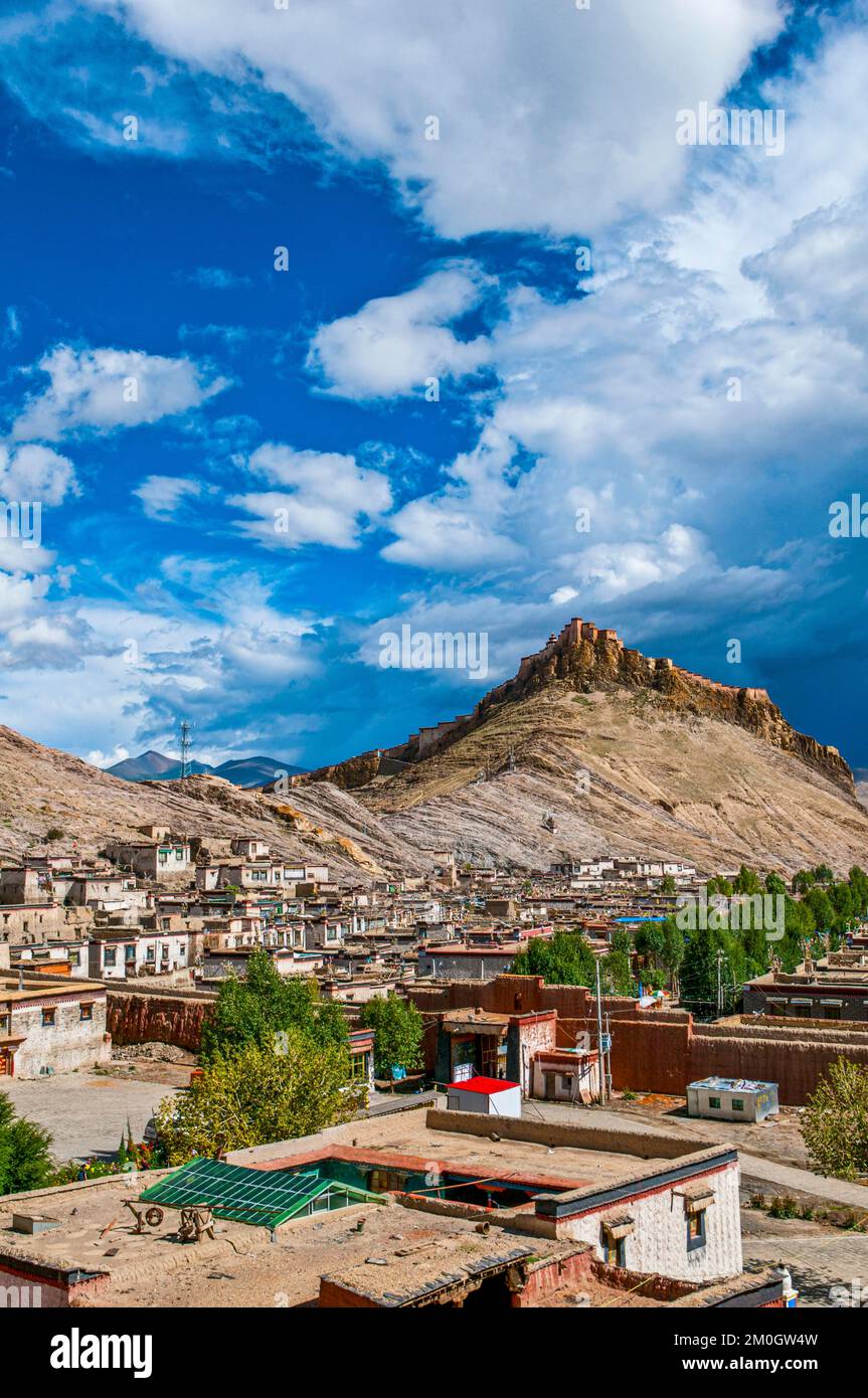 The old tibetan quarter before the Dzong, an old castle in Gyantse ...