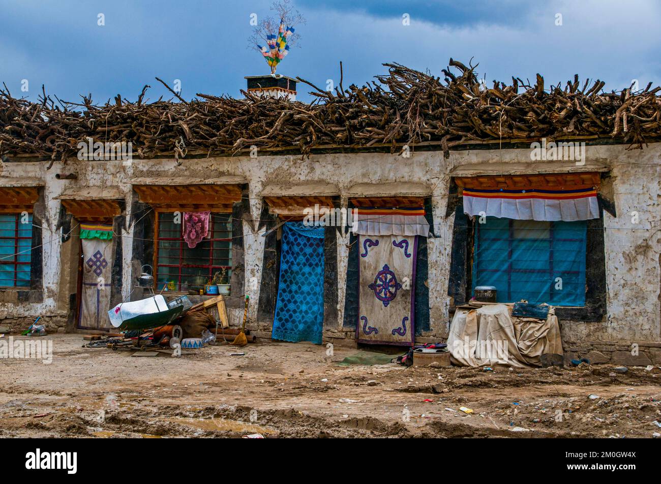 Traditional tibetan house hi-res stock photography and images - Alamy