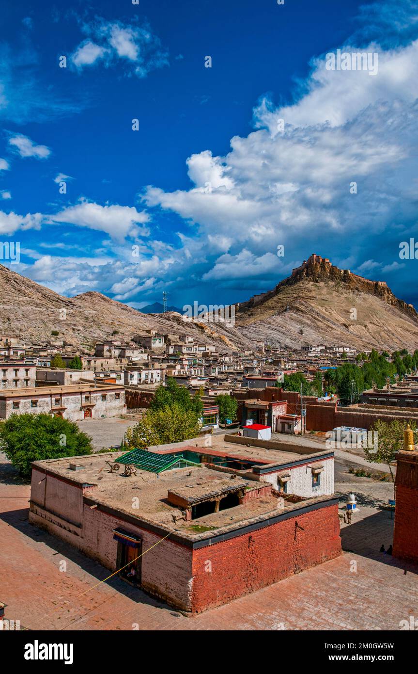 The old tibetan quarter before the Dzong, an old castle in Gyantse ...