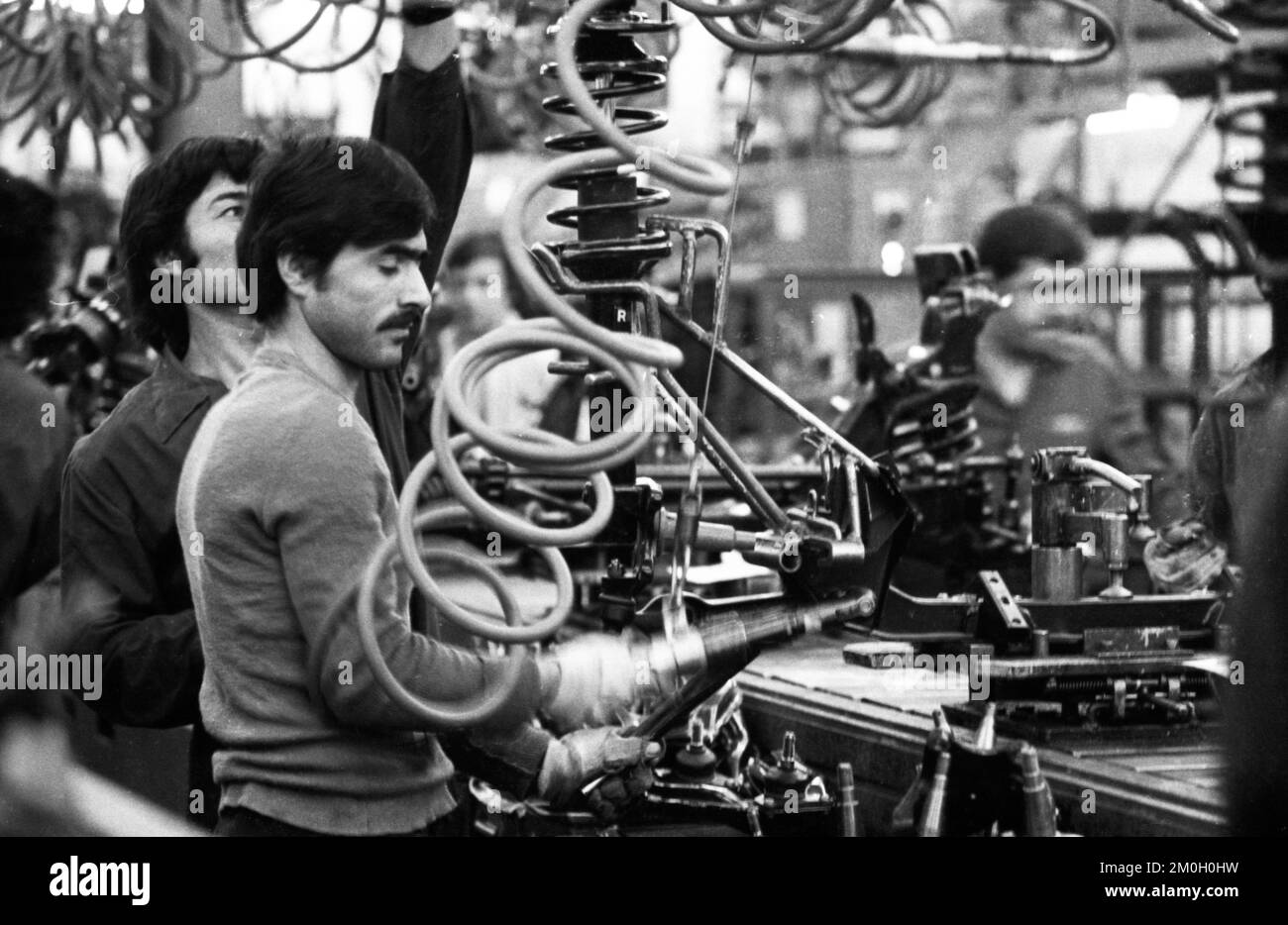 Car production at the Ford factory on 12.02.1976 in Cologne, Germany ...