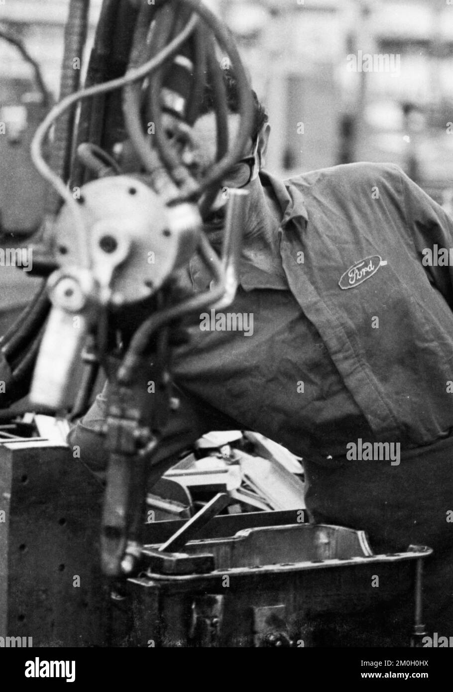Car production at the Ford factory on 12.02.1976 in Cologne, Germany ...