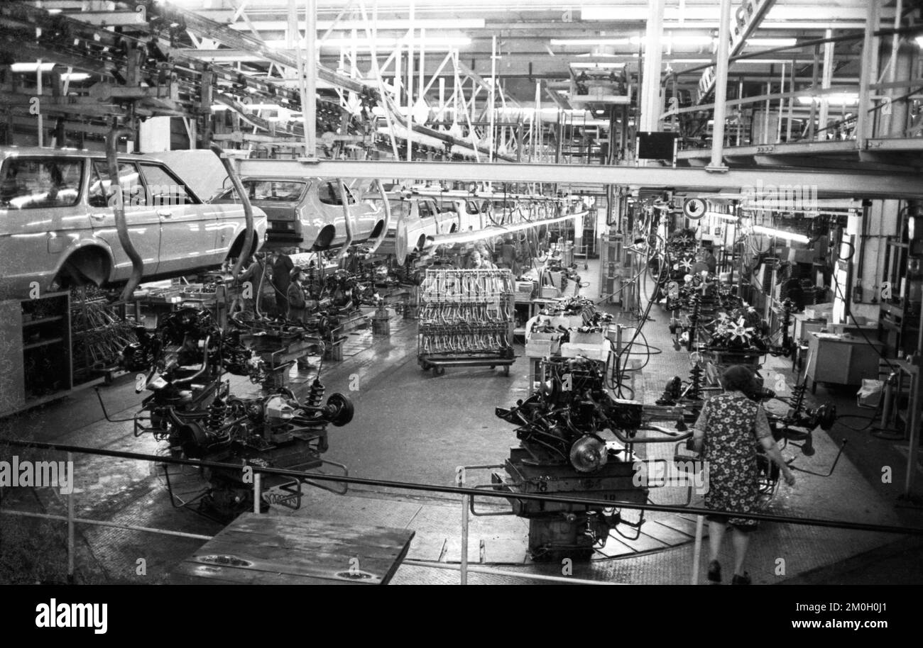 Car production at the Ford factory on 12.02.1976 in Cologne, Germany ...