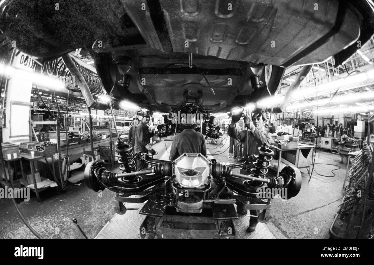 Car production at the Ford factory on 12.02.1976 in Cologne, Germany ...